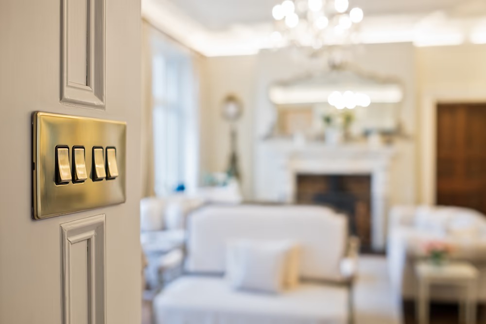 Brushed Brass 4 Gang 2 Way 10A Light Switch Blk Ins Screwless