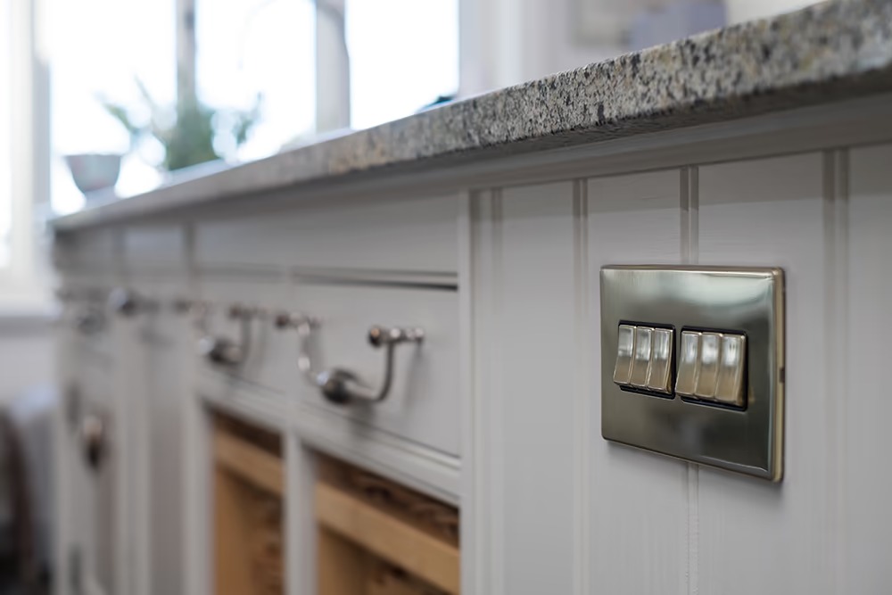 Brushed Brass 6 Gang 2 Way 10A Light Switch Blk Ins Screwless