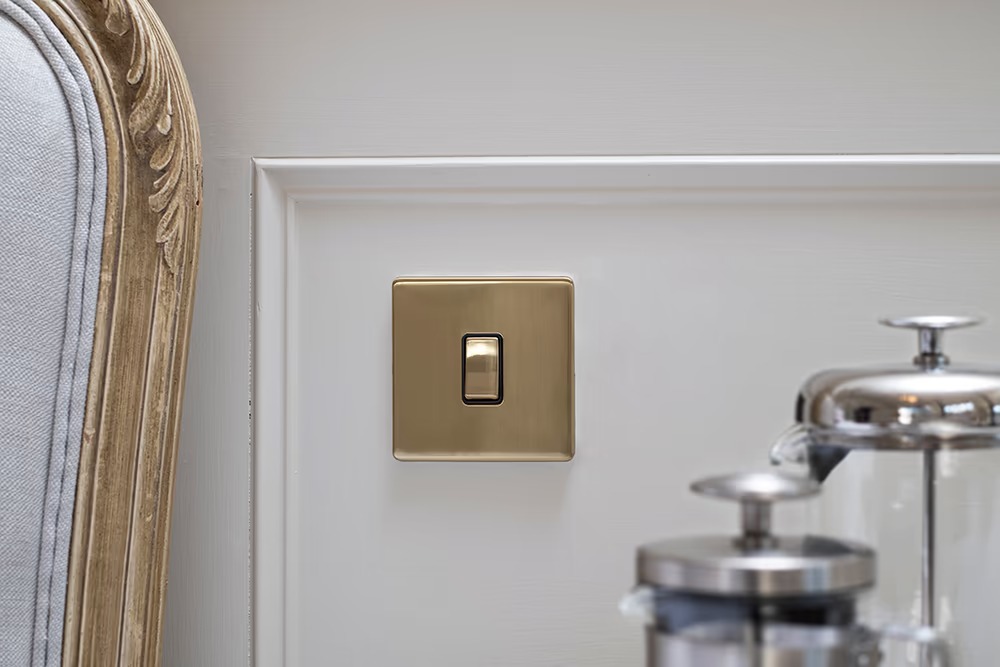 Brushed Brass 1 Gang Intermediate Switch Black Ins 10A Screwless